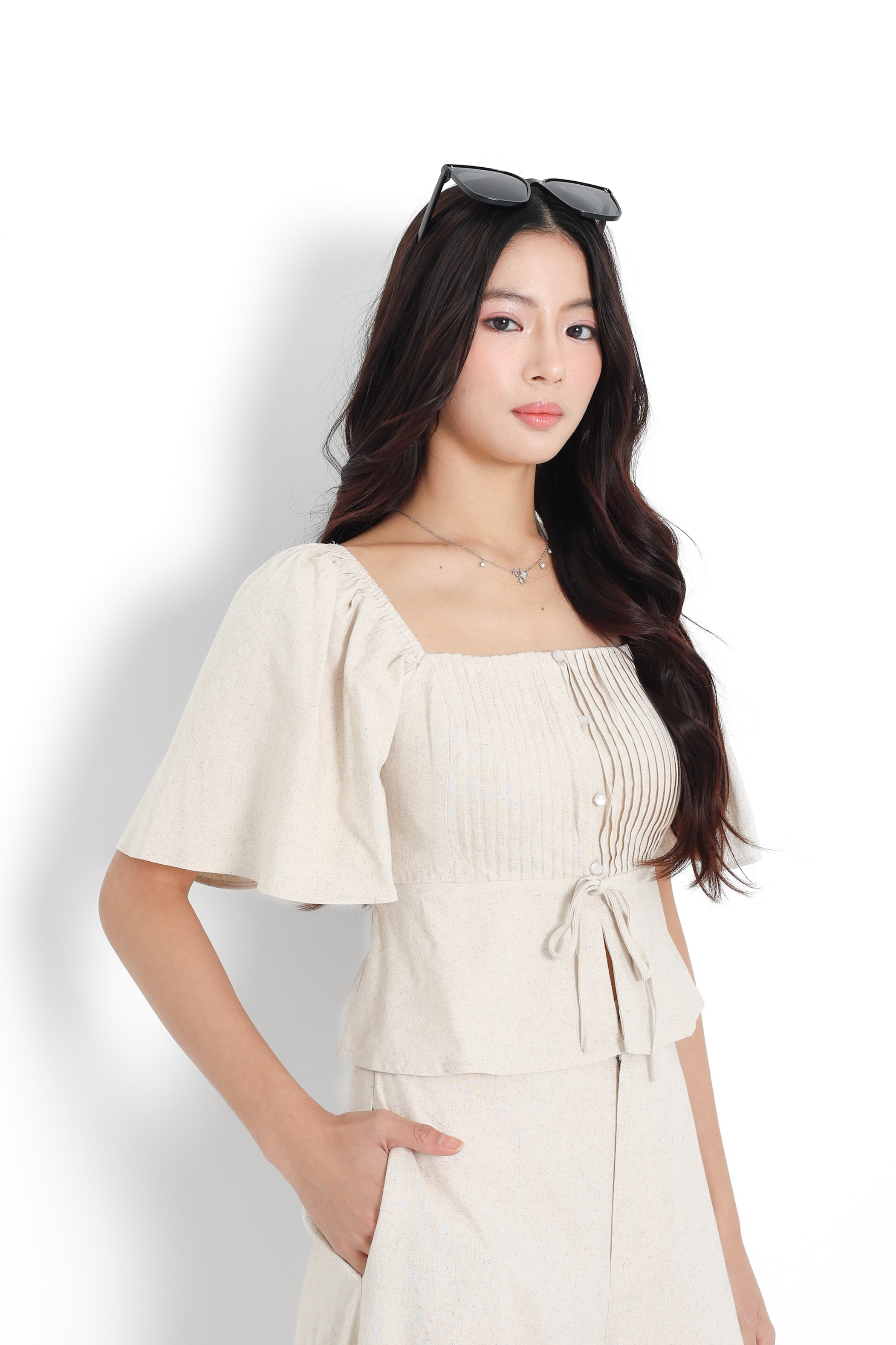 *TPZ* PEBBLE LINEN FLUTTER TOP IN LINEN BEIGE | TOPAZETTE